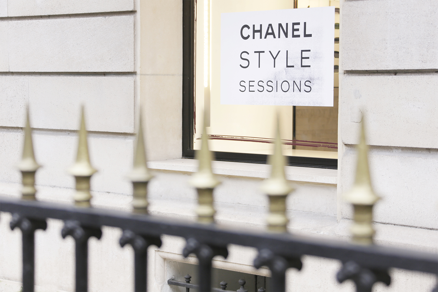 Stilul parizian, văzut de Chanel și de Caroline de Maigret - Fine Society